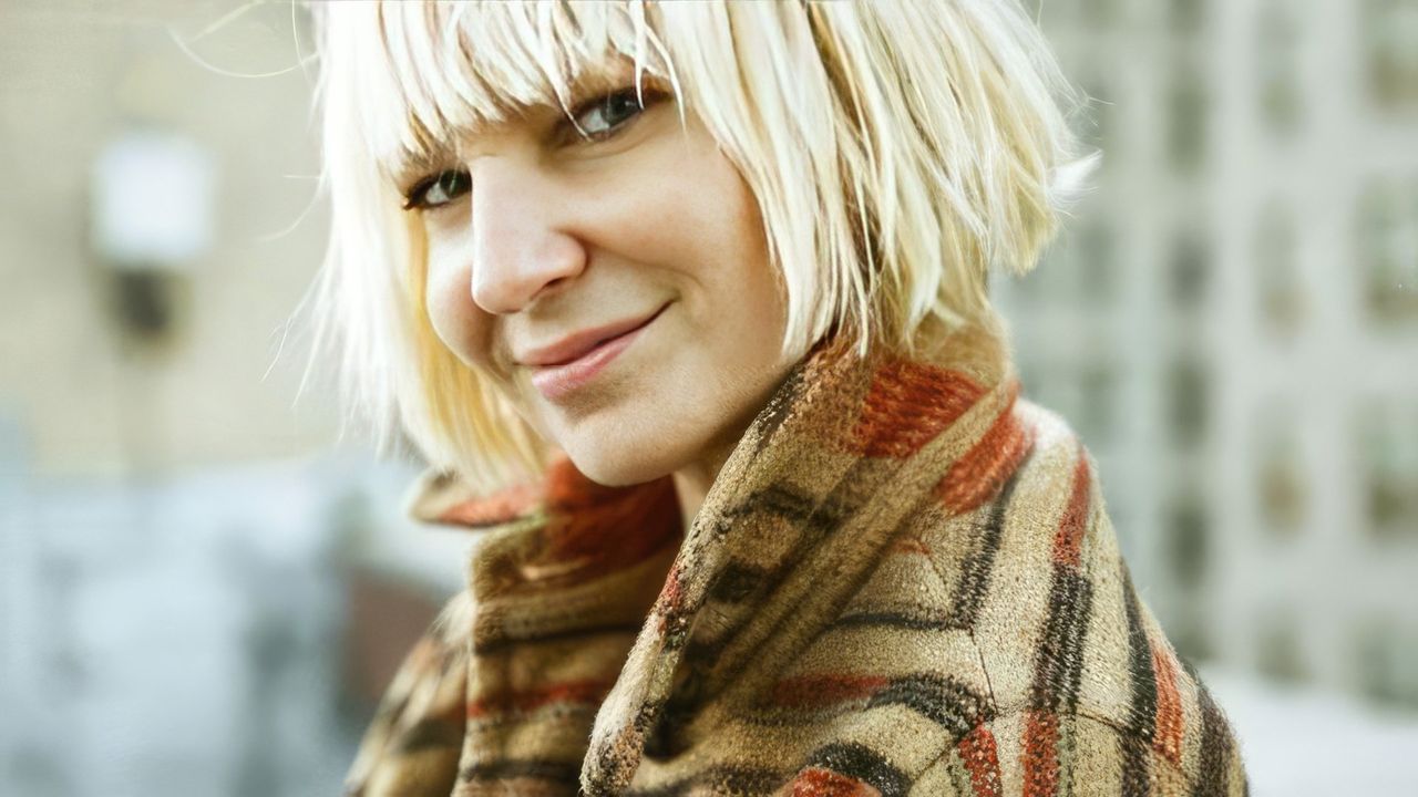 Sia biography, net worth, age, height, husband and kids, family, real ...