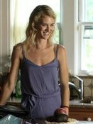 Mackenzie Davis biography, height, partner, age, family, net worth 2026 ...