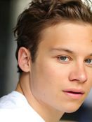 Finn Cole biography, girlfriend, age, net worth, brothers, parents ...