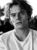 Charlie Heaton biography, age, girlfriend, net worth, height, family ...