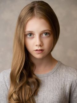 Evie Templeton biografia, zdjęcia, życie prywatne, Wednesday 2026 ...